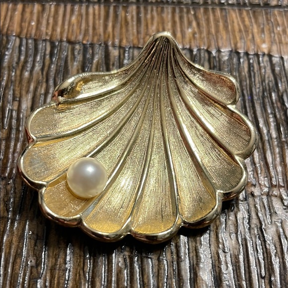 Sarah Coventry | Jewelry | Vintage Sarah Coventry Shell Brooch Pin Gold ...